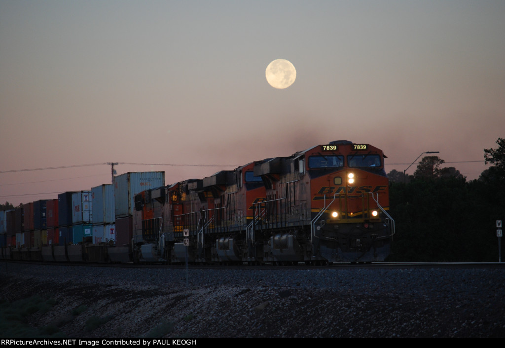 The Setting Full Moon sets on BNSF 7839 at 05:30 am as she heads eastbound with a Z-Train ...